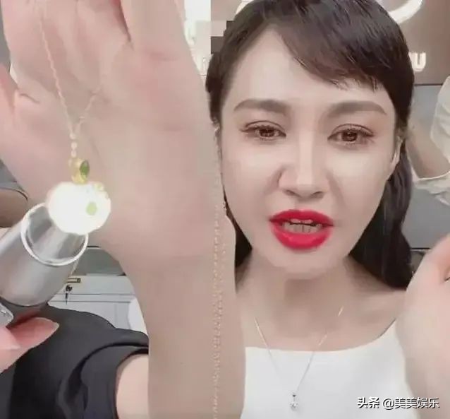 "Jiang Yuyan" Yang Xue brought the goods live, her face was swollen and ...