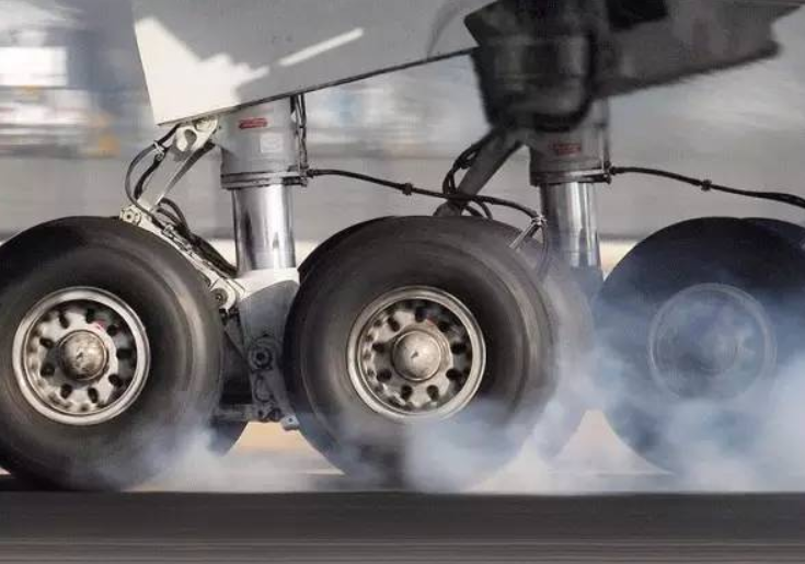 Popular: When the plane is landing, the tire will bear huge pressure ...