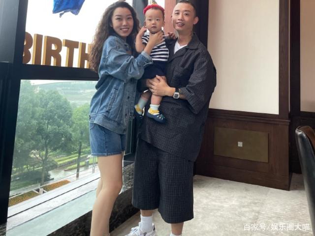 Intimate photo of Zhou Yan Gai with his wife and son - iNEWS