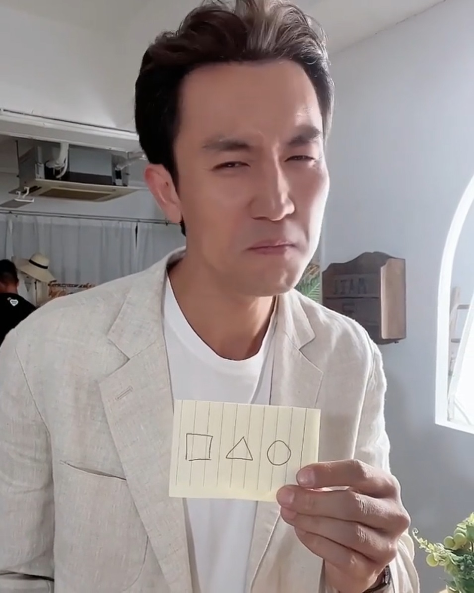 Tan Junyan and Yan Mingxi play "123 Wooden Men" together with the ...