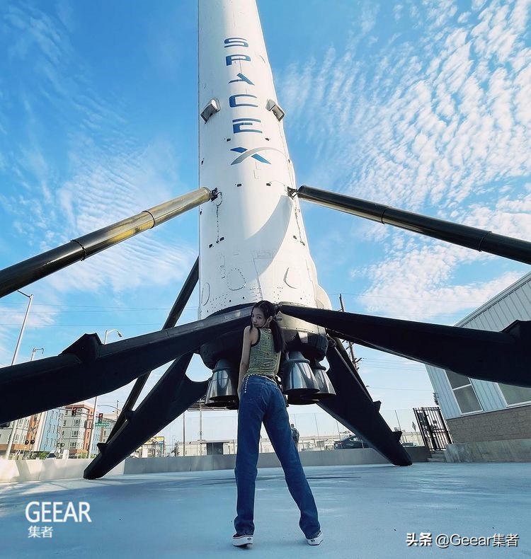 A photo of Jennie with singer Grimes, with SpaceX rocket behind him - iNEWS