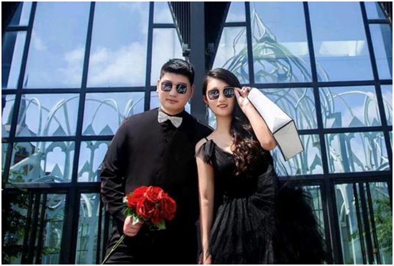 After the marriage, Zhu Xiaowei and his new partner broadcast live ...