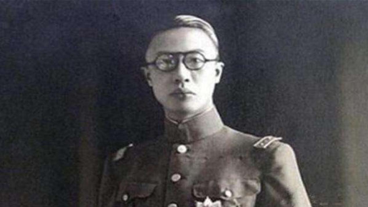 After Pu Yi was released from prison, he followed Du Yuming to visit ...