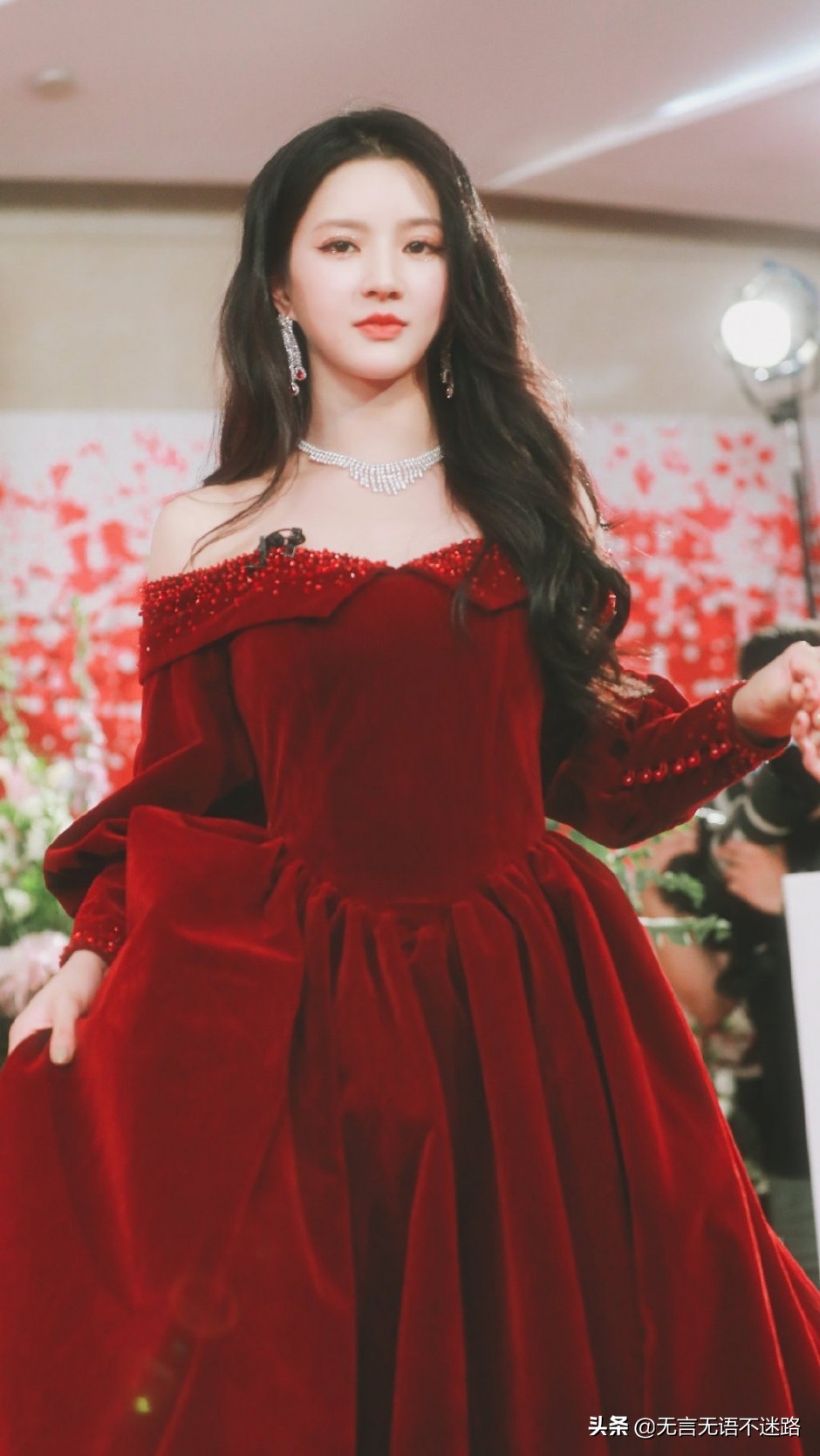 Liu Xening, a little more mature and charming, the elegant red dress ...