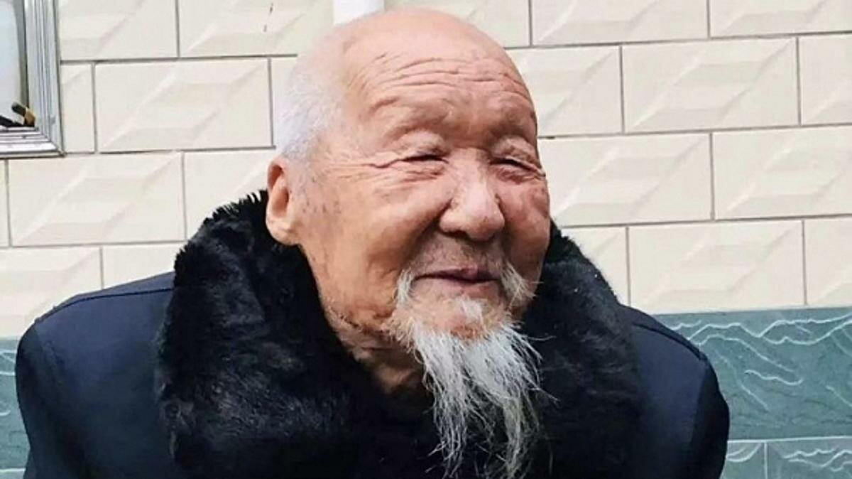 The story of a Chinese who lived to be 100 years old. He has 3 worst ...
