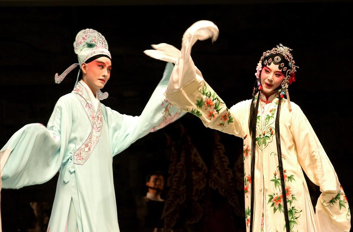 Li Xiangjun's blood splattered the poem fan, and his friend drew a ...