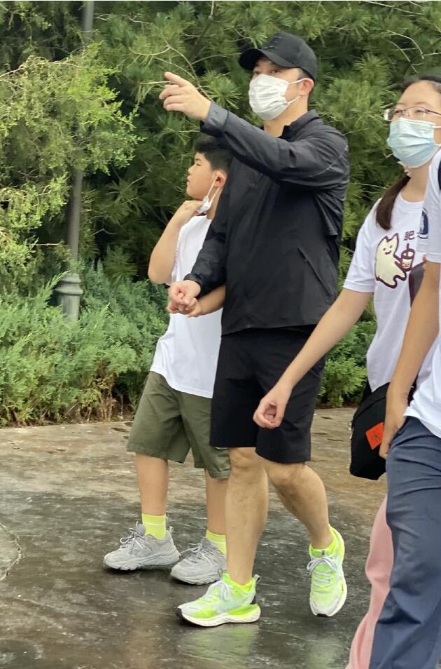 Sha Yi took his eldest son to play. 10-year-old Anji had a noticeable ...