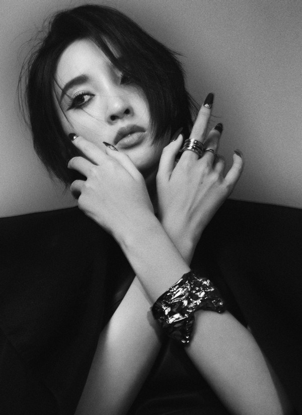 33-year-old Tang Yixin looks thin, with sunken cheeks and super sharp ...