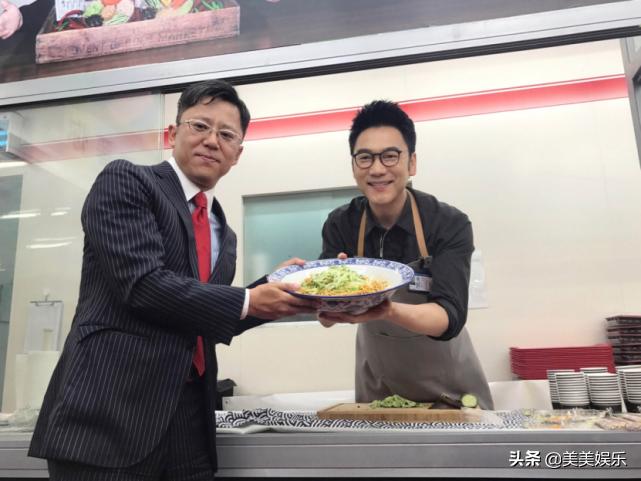 51-year-old Lin Yilun and his wife celebrated their 26th anniversary ...