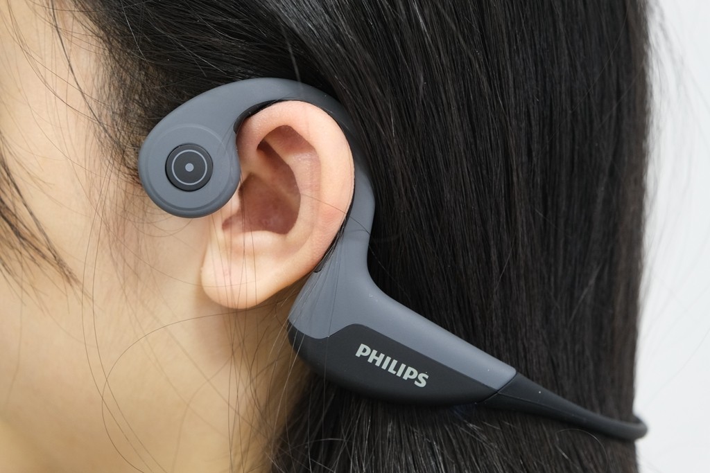 A distinctive headset with night running light design, Philips N6605 ...