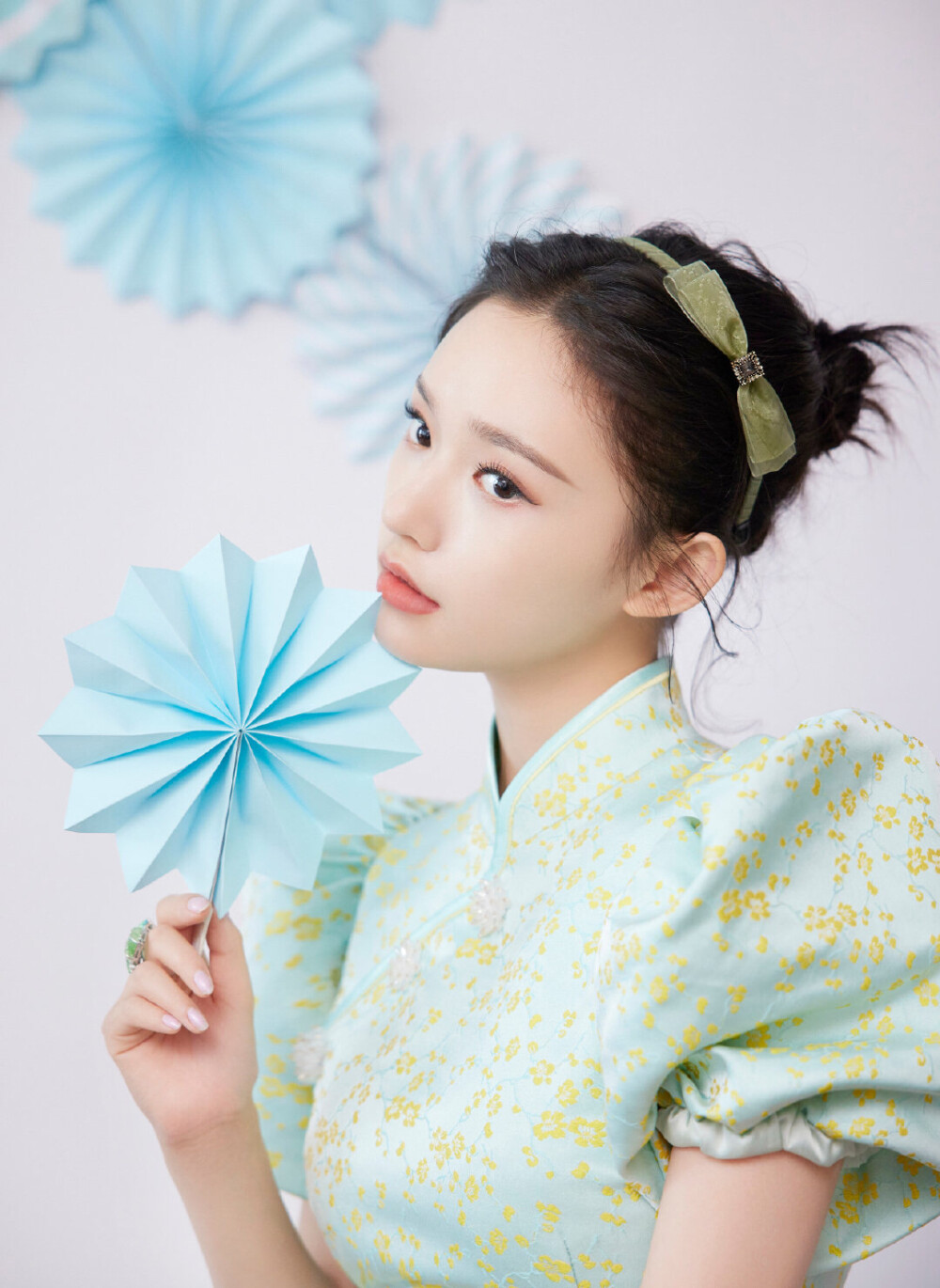 Celebrity Legs Picture-Lin Yun - iNEWS