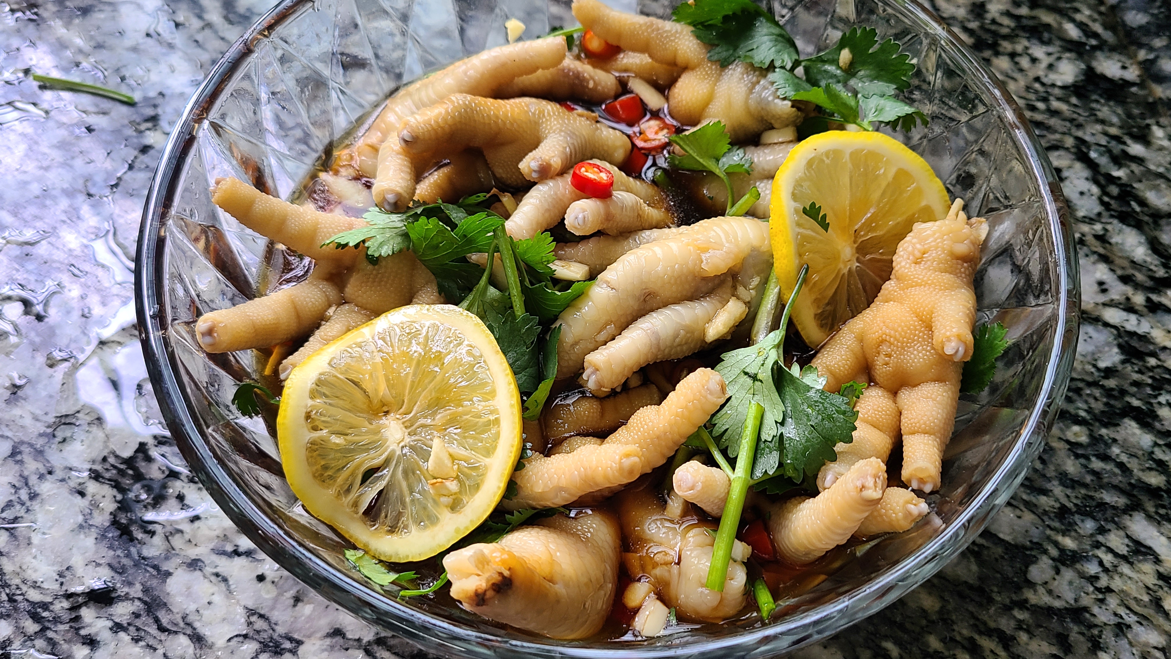 It's so hot to eat this lemon chicken feet. It's simple and delicious ...