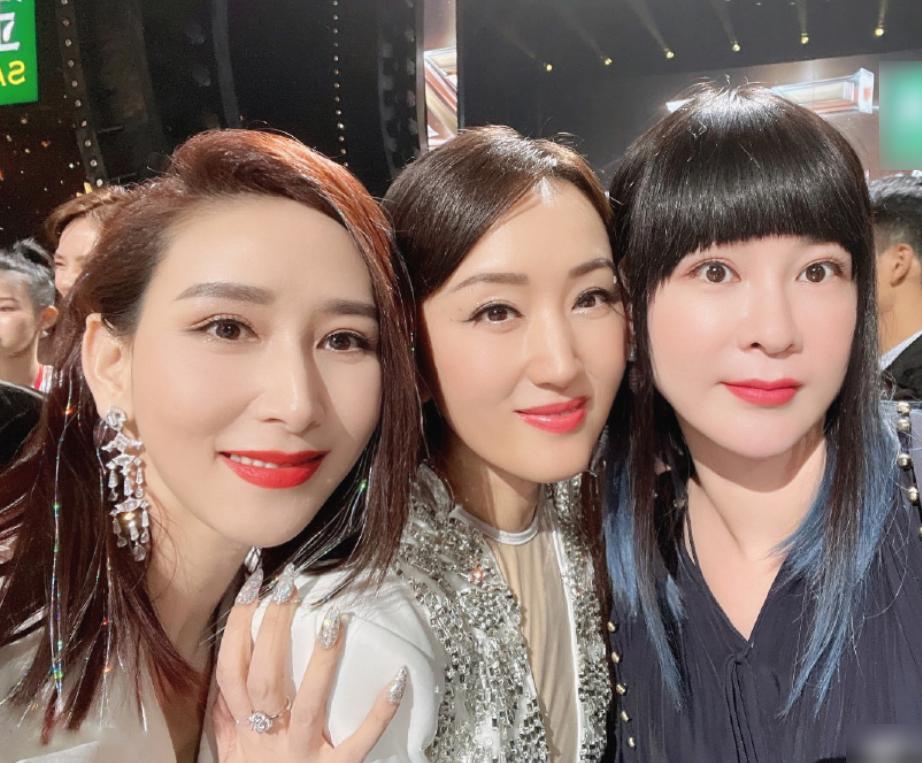 Du Hua took a group photo of her sister in the second season, and she ...