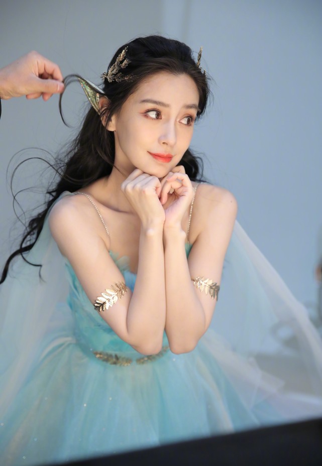 Chen Yuan took Angelababy, bunked 2 sets of large pieces, elf modeling ...