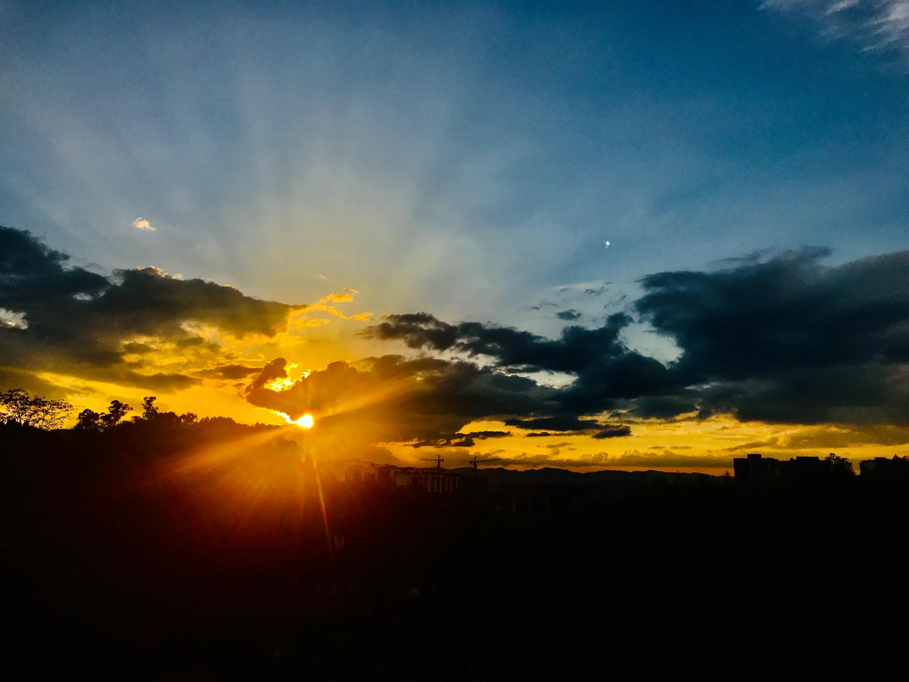 The sunset is infinitely beautiful - iNEWS