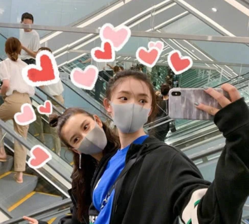 Song Zuer and Yang Mi are also best friends?She is too popular in the ...