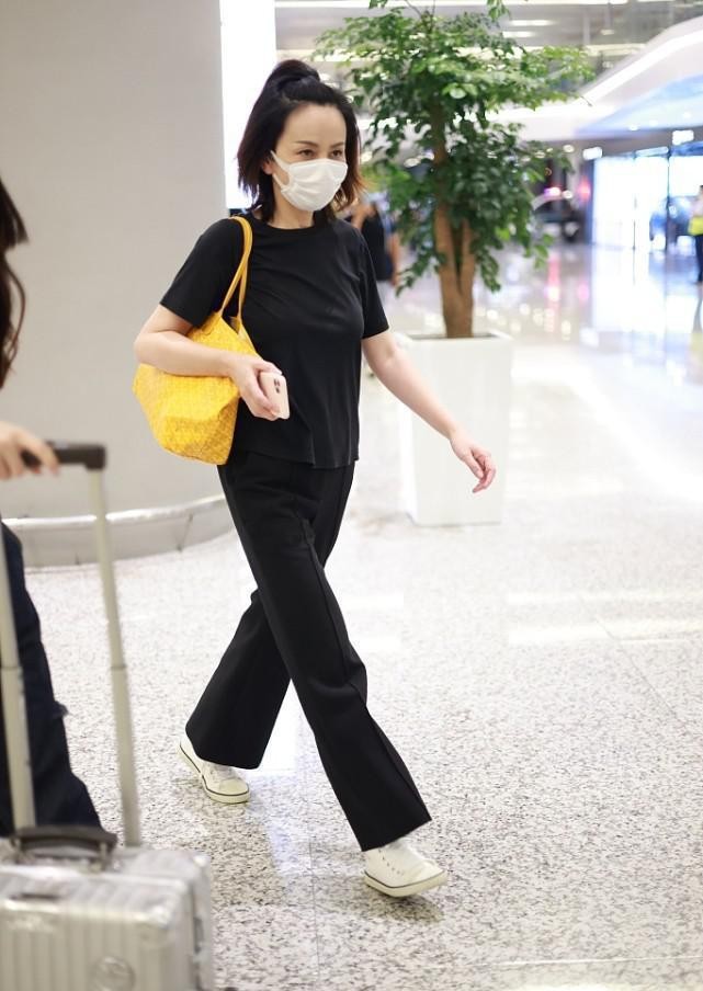 51-year-old Wang Lin dressed up in all black and looks so lively with ...