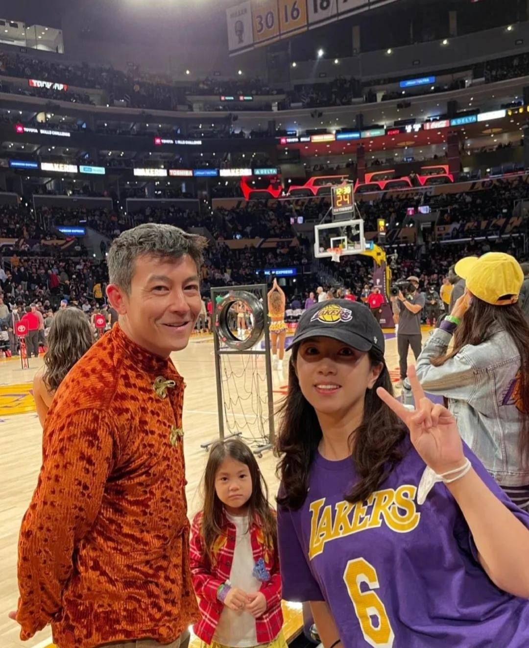 Edison Edison takes her daughter to watch the NBA, wears an orange Tang ...