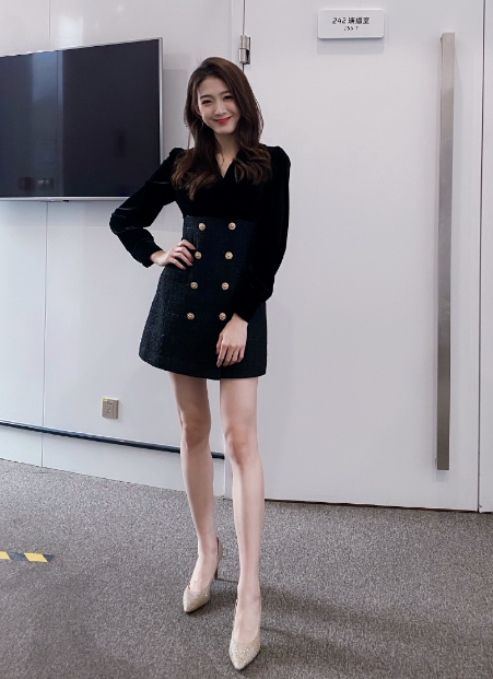 The female anchor of the Lakers game is hotly debated! Full marks, long ...