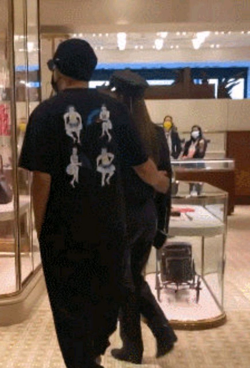 Jay Chou wears a mask and looks too much like Li Ronghao, and does not ...