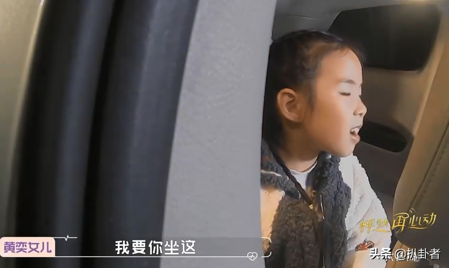 Huang Yi holds hands with Cui Wei, and her daughter makes her debut in a luxury suit. Huang Yi ...