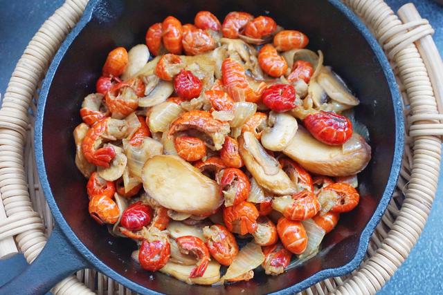 Add crayfish and make it into a dry pot. It tastes dry and fragrant and ...