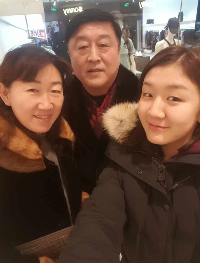 Group photo of Guoping's family, Chen Meng looks like his mother, and ...