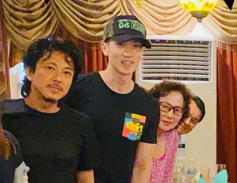 Wu Zun celebrated his father's birthday, 75-year-old Dad Wu was praised ...