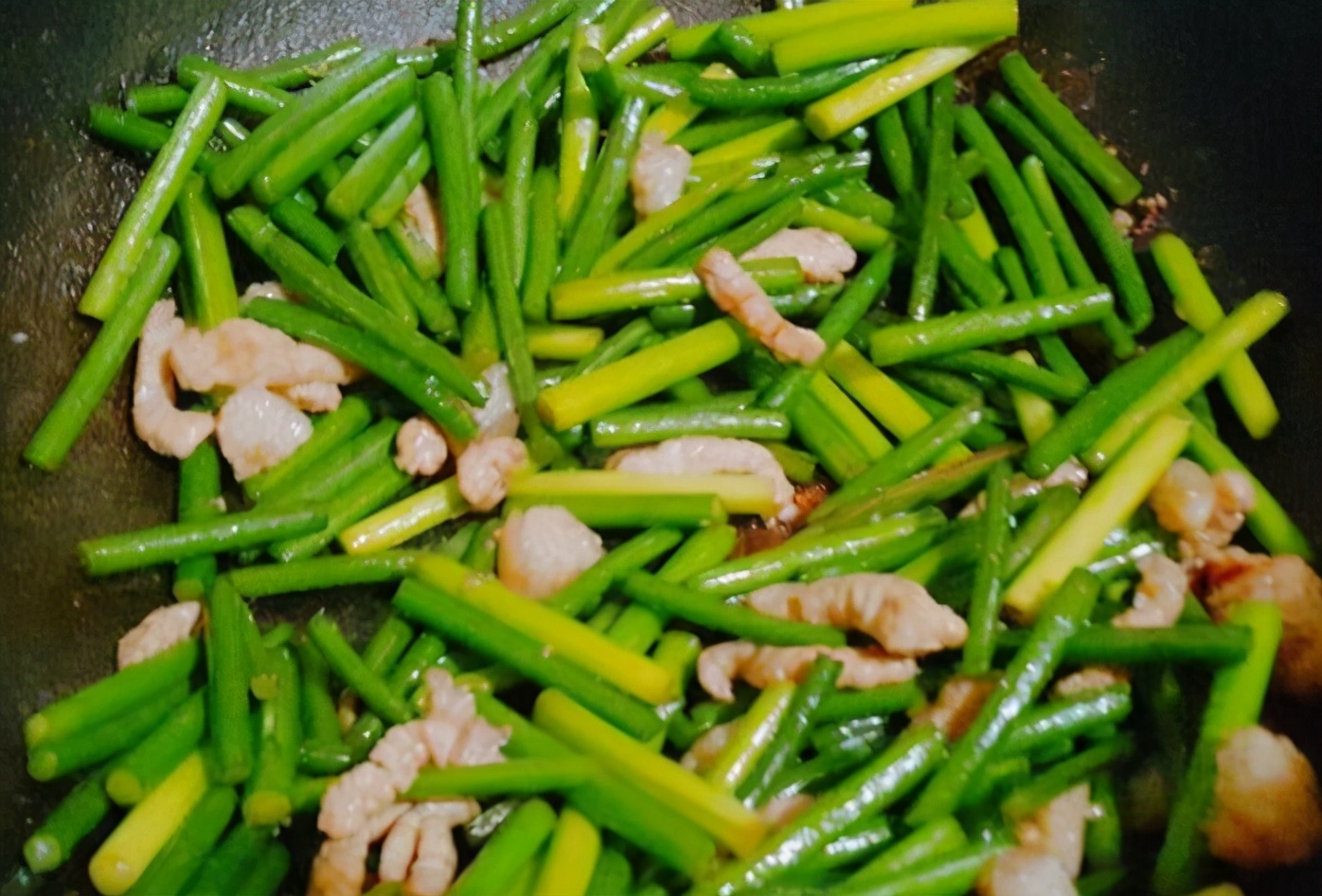 Stir-fried garlic moss like this, it is crispy, green and tasty, share ...