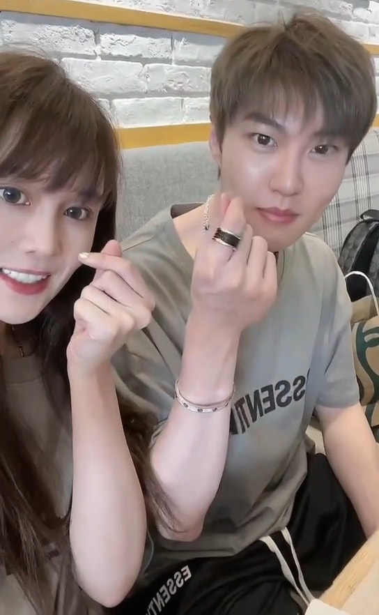 Zhao Benshan celebrated his wife Ma Lijuan's birthday, wearing Mickey ...