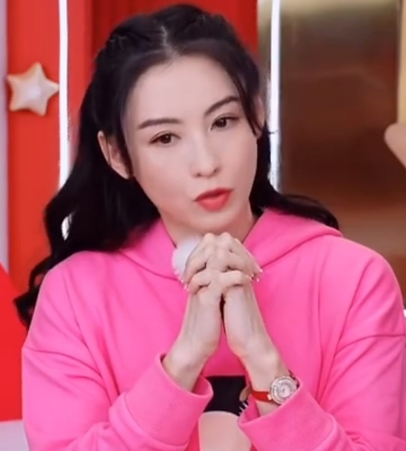 Cecilia Cheung's live broadcast is in good condition, with rose red ...