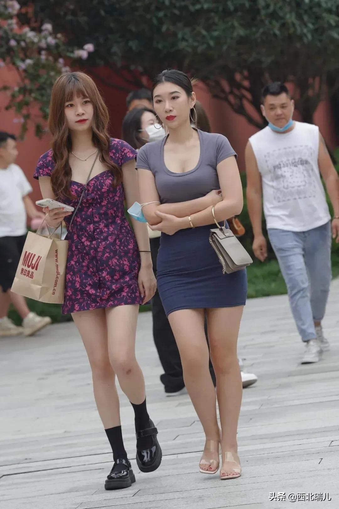 Fashion girls in gray group - iNEWS
