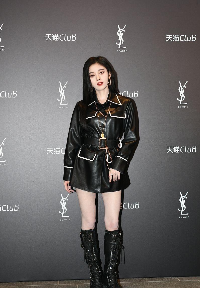 Ju Jingyi is really good at dressing herself up. She wears her jacket ...