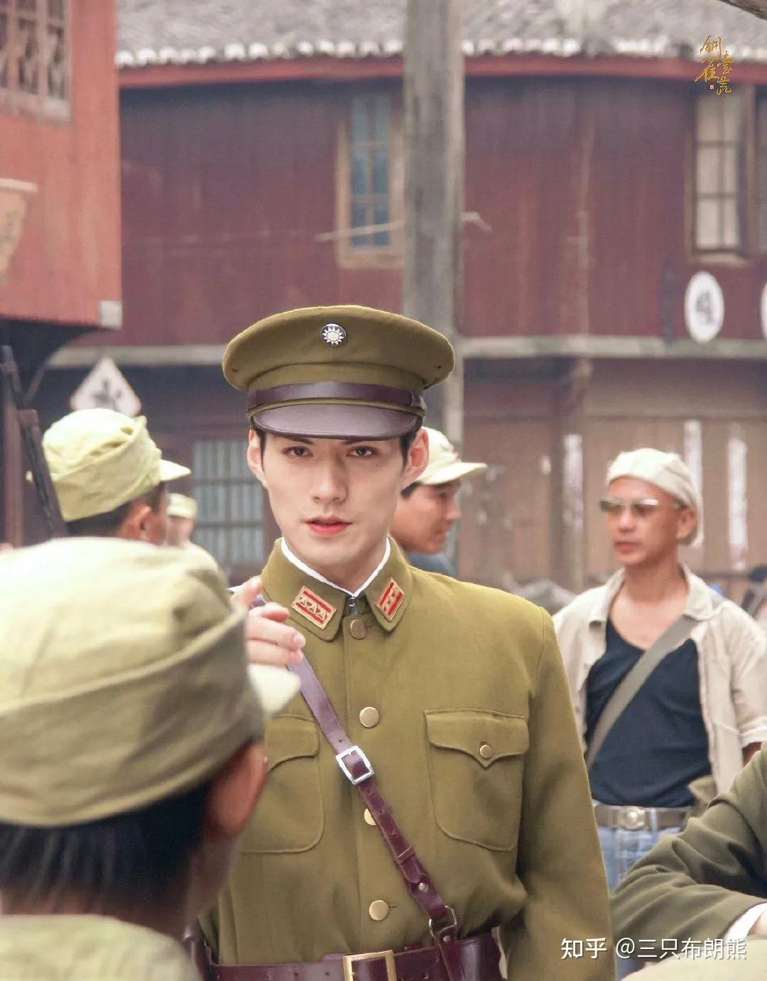 Yan Yikuan and Zhu Yilong compete in costumes during the Republic of China - iNEWS