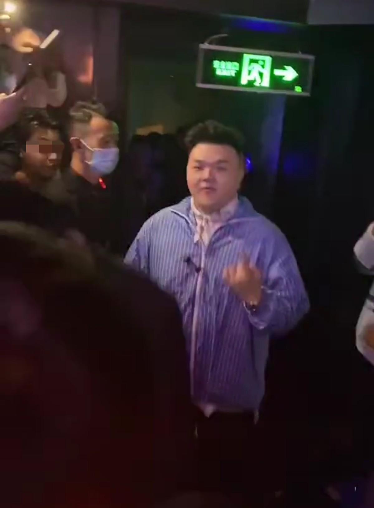 The rapper makes 800,000 gold in a game, and the fans are so large that ...