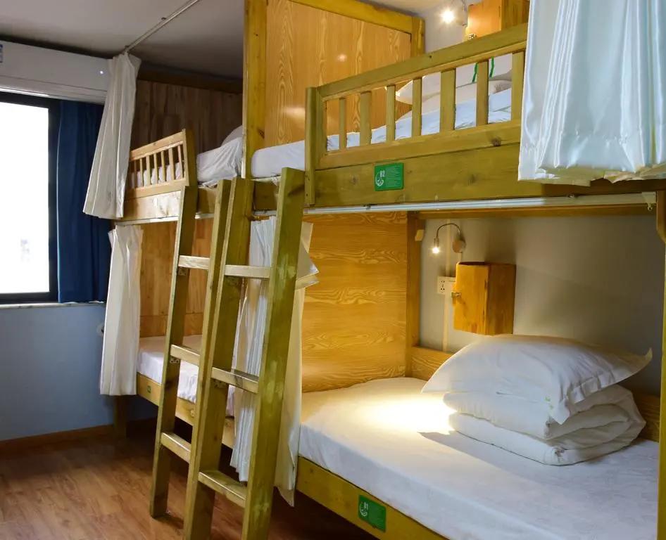 How exciting is a mixed-gender youth hostel? - iMedia
