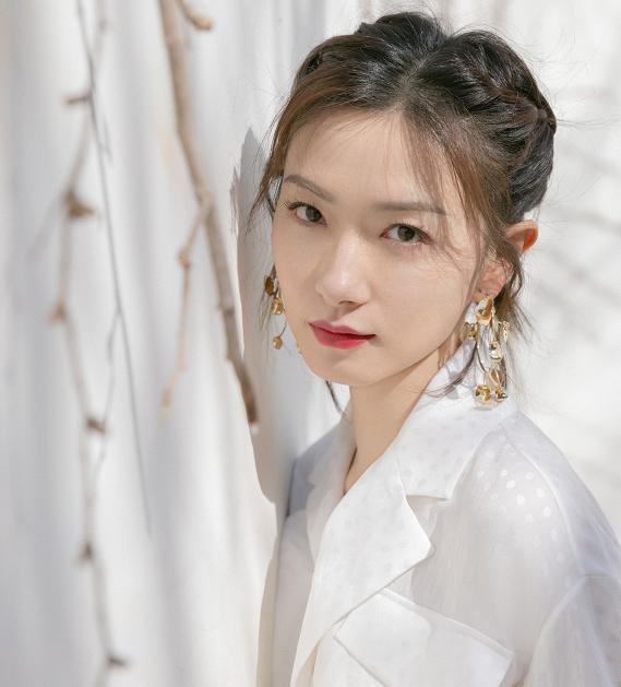 Wan Yan also wears high-level feelings, red skirts are in a new tide in ...