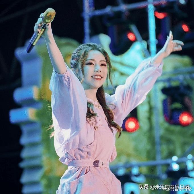 Deng Ziqi joined hands with King Glory to sing the annual e-sports ...