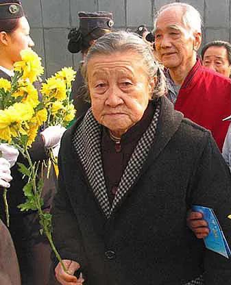 Li Xiuying, a survivor of the Nanjing Massacre, was stabbed 37 times in ...