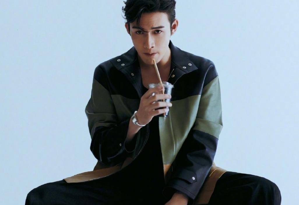 Due to too many fans at the airport, Zhang Binbin was directly held by the two security guards ...