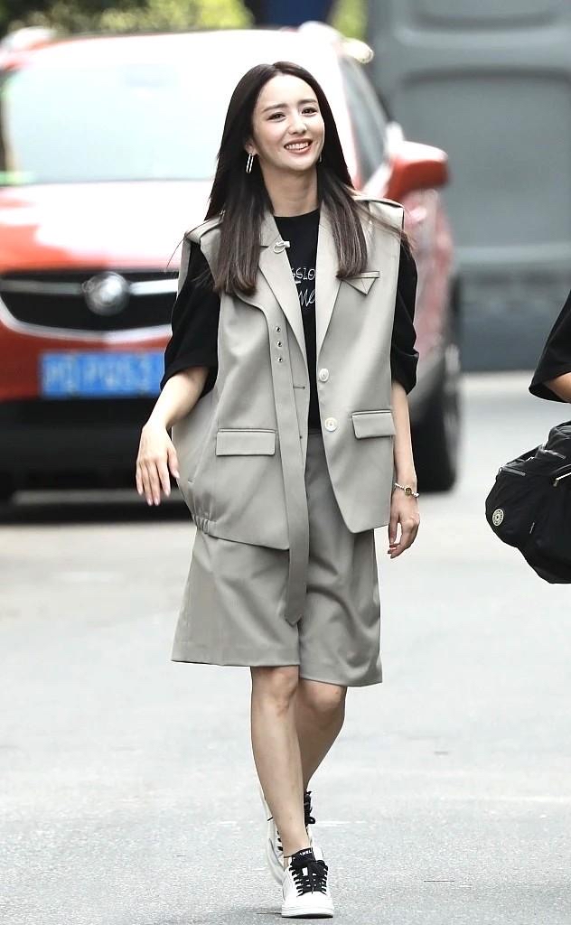 Tong Liya can't get thinner anymore, she wears sleeveless suit shorts ...