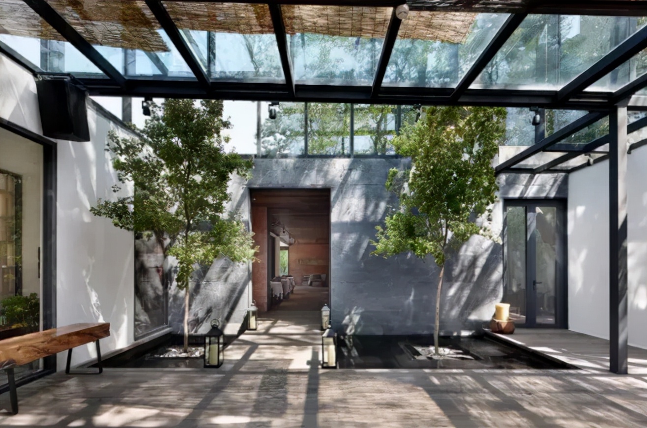 The "sunken" courtyard is here, which is more beautiful and more usable ...