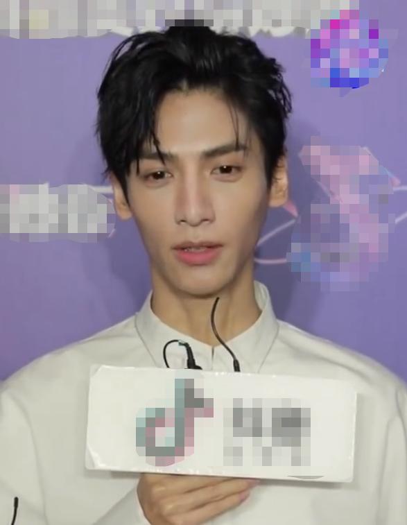 The well-known actor Luo Yunxi is so thin that he has sunken cheeks and ...