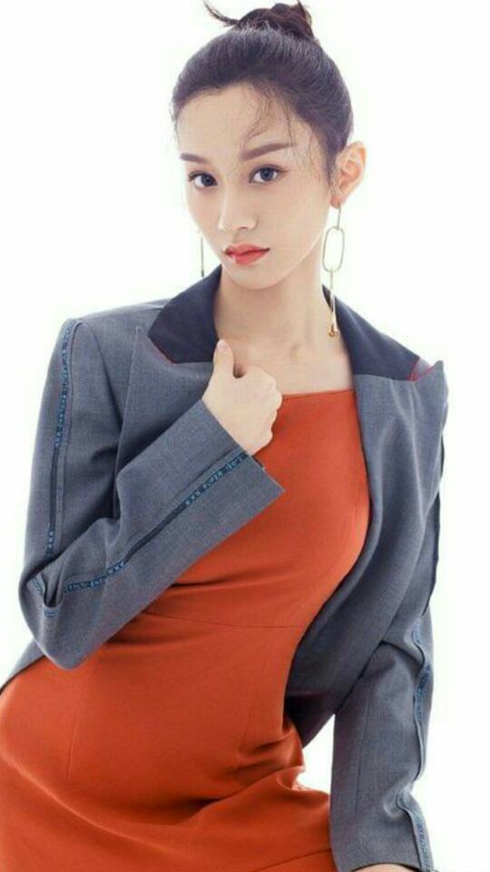 The beautiful actress Lu Yanqi has a beautiful photo. The short dress and the ball head look ...