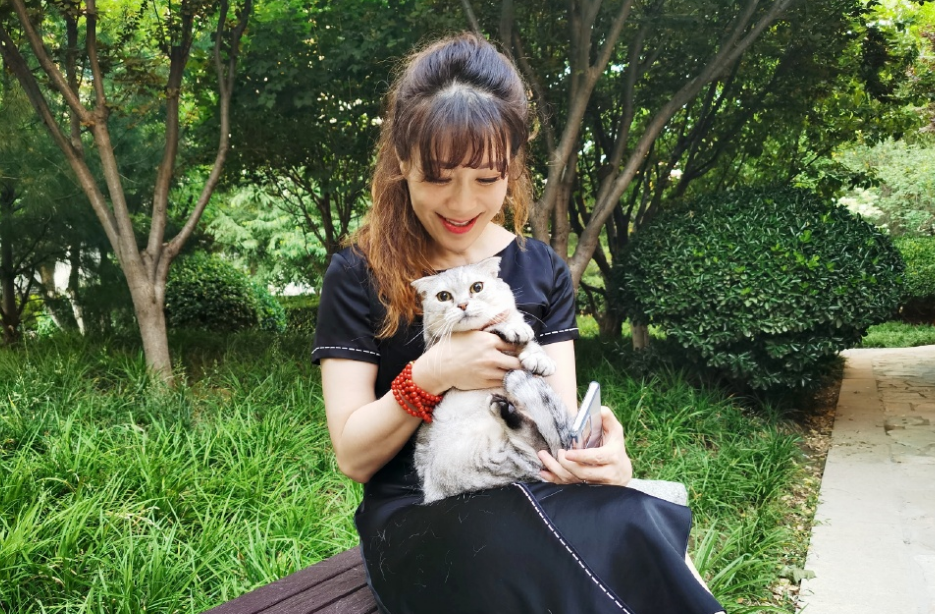 Li Wenjing, a 47-year-old hostess, insisted on DINK after marrying her ...