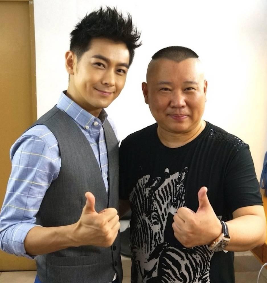 Andy Lau and Guo Degang took a group photo at a dinner party. There is ...