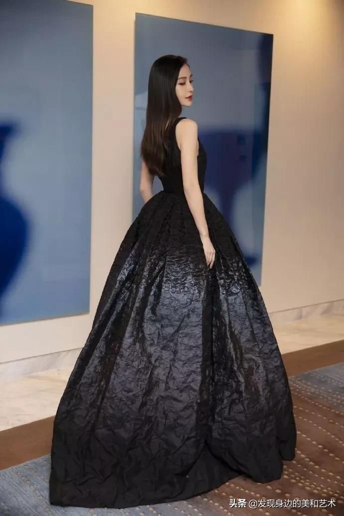 Angelababy's long-haired shawl has fair skin and is wearing a black ...