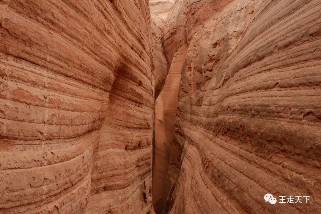 There is a wave valley with Danxia landform in Yulin, Shaanxi, which is ...