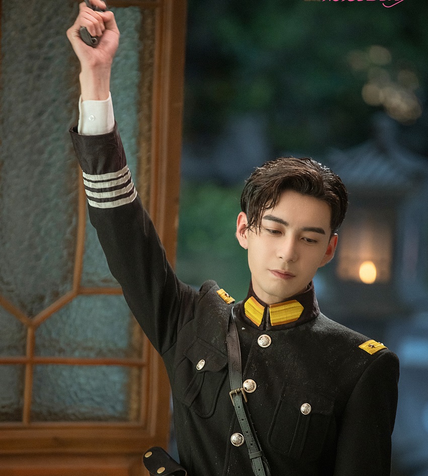 Which one is better in military uniform style?Chen Xingxu's new play ...