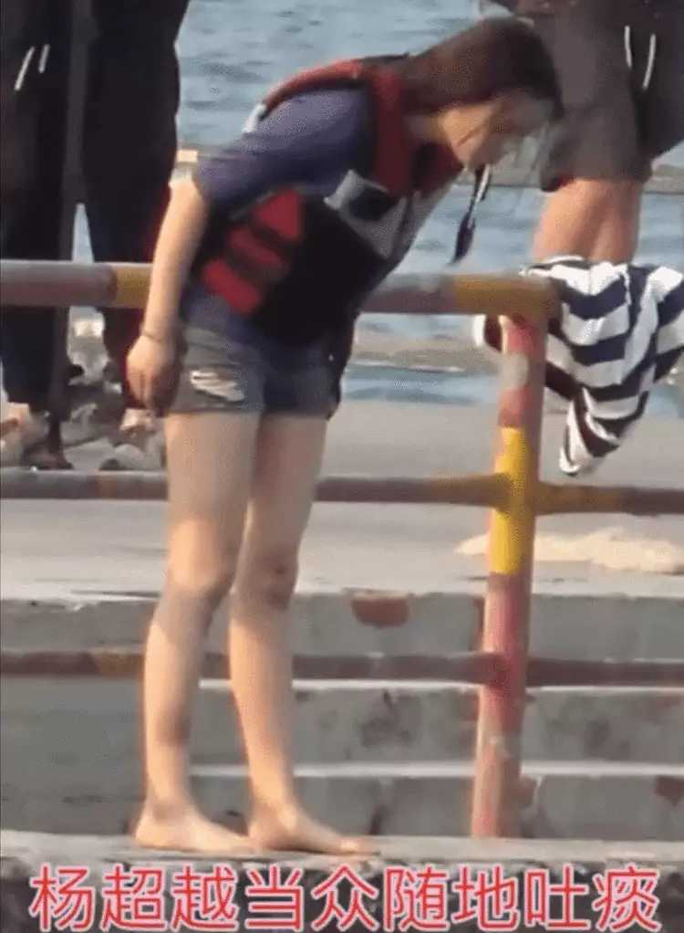 Artists "turn over" moments: digging nose, spitting, and peeing - iMedia